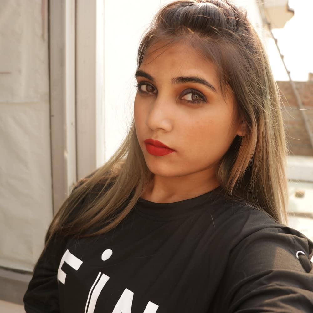 Aish (Singer) Bio, Height, Age, Family, Boyfriend, Facts & More